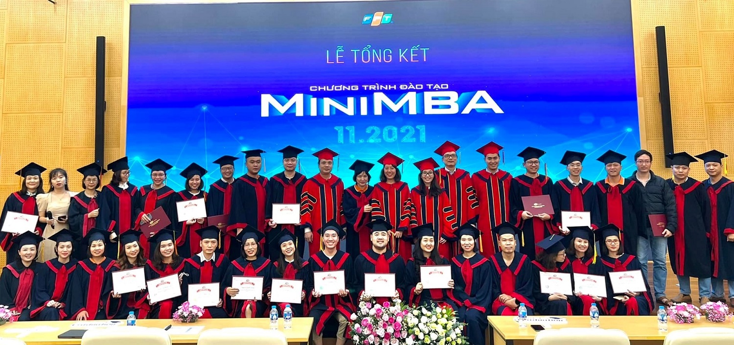 Lễ tổng kết sau 2 năm học “sóng gió” của hơn 300 học viên FPT MiniMBA ...