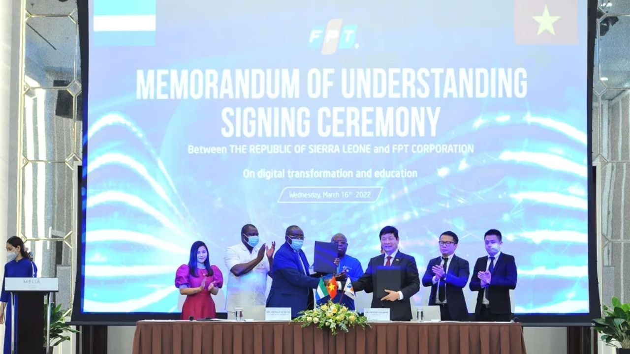 Tổng thống Sierra Leone đến thăm ĐH FPT, cùng ký kết hợp tác chuyển đổi ...
